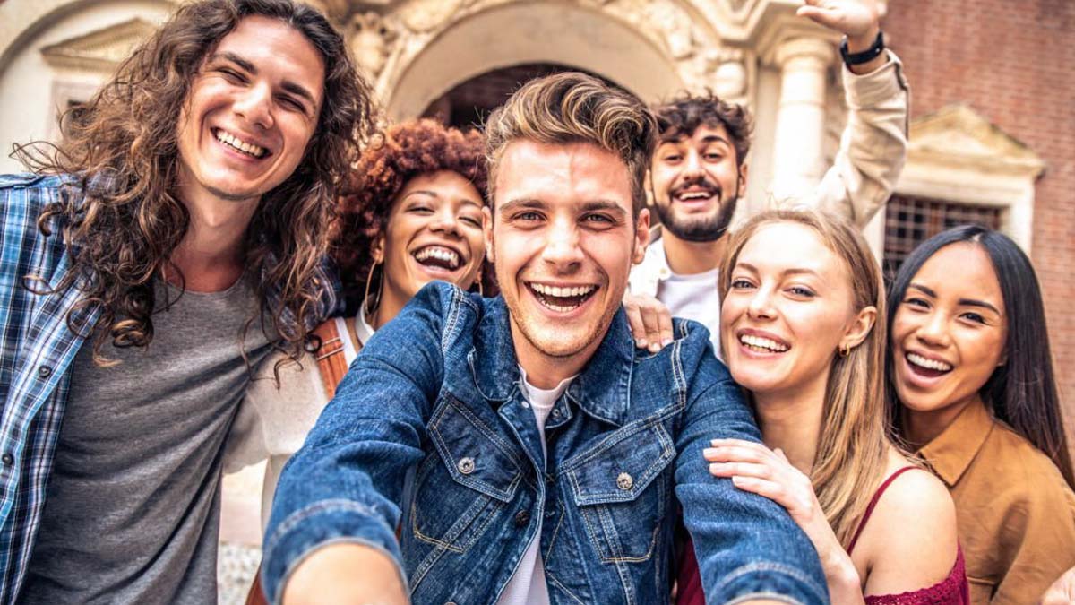 How to Become a Popular Guy in College - Fashionably Male